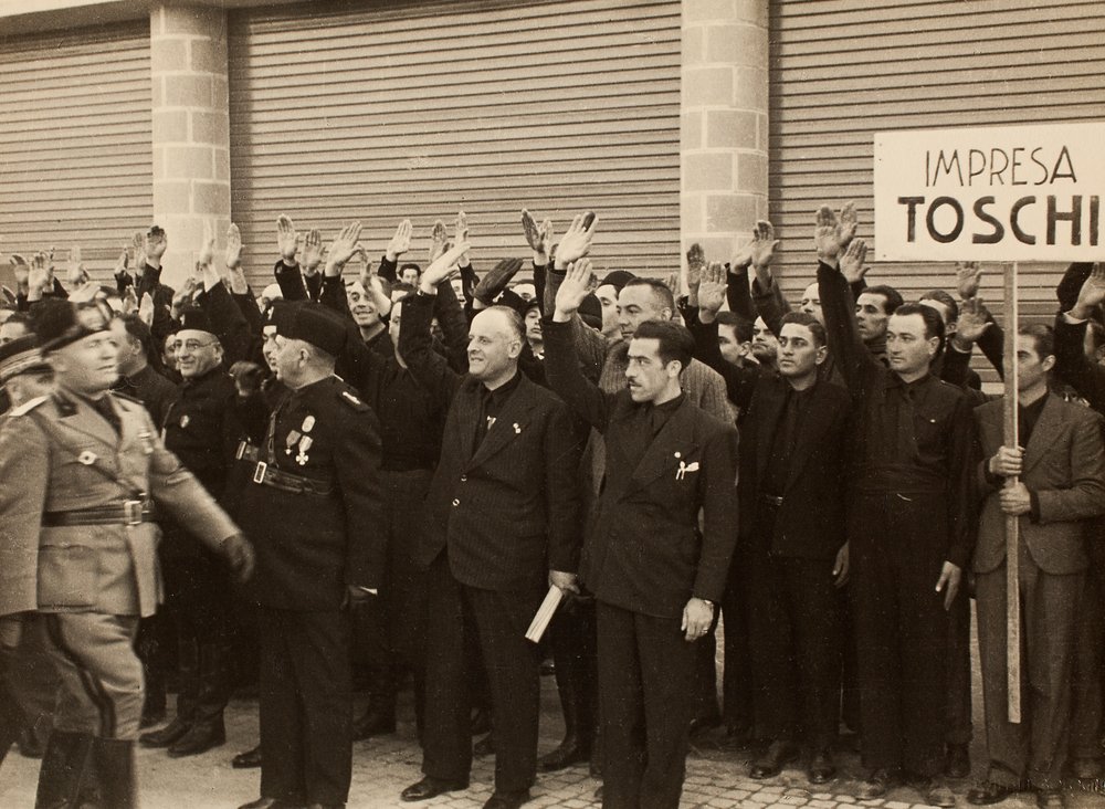 The construction workers of the Company Mauro Toschi fu Ulisse, salute ...