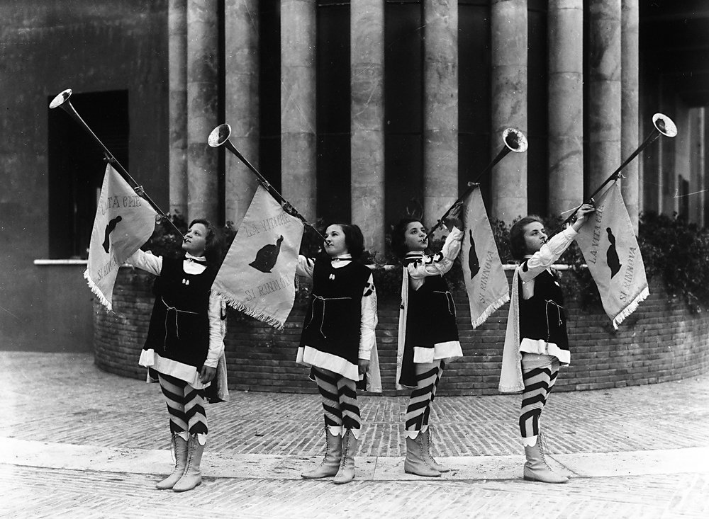 Villa Rosa Maltoni Mussolini: group of young girls dressed as page boys