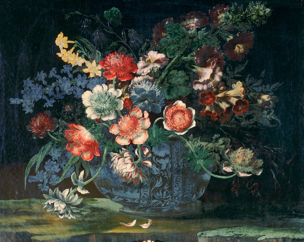 Basin of Chinese porcelain with a bunch of flowers