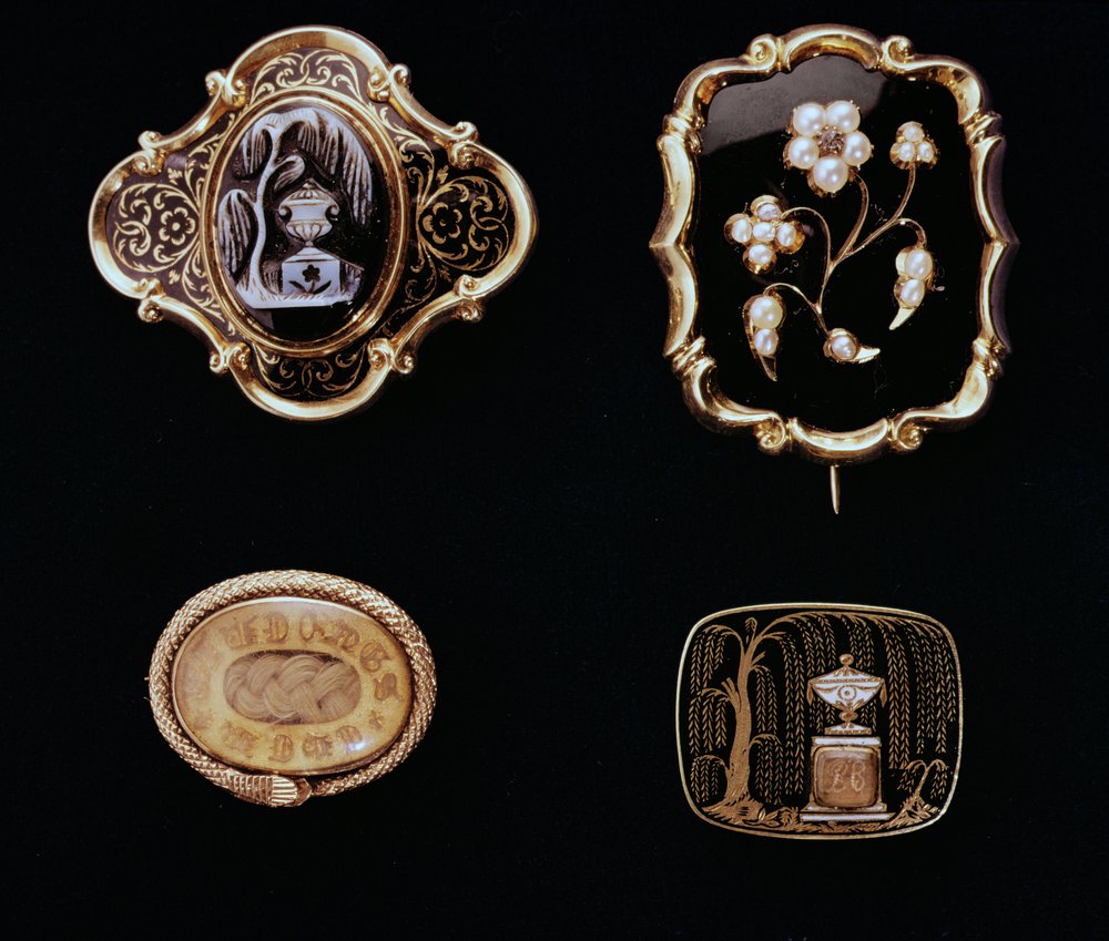 Mourning Jewels, Mid-Victorian Brooches Set in Gold