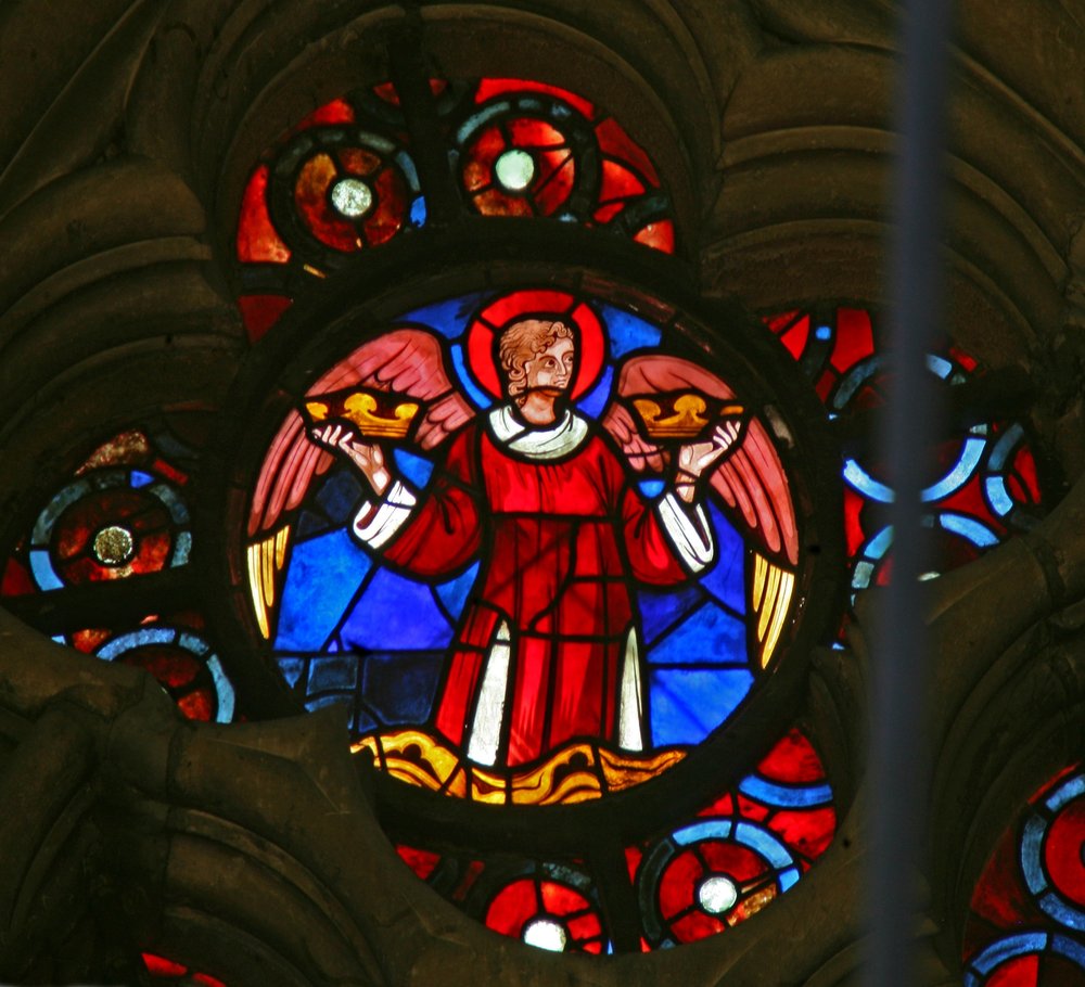 Window w141 depicting an angel carrying crowns
