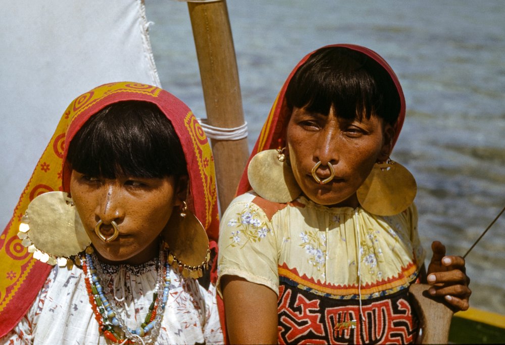 Women with gold nose rings of Cuna tribe of Mulatas aka San Blas ...