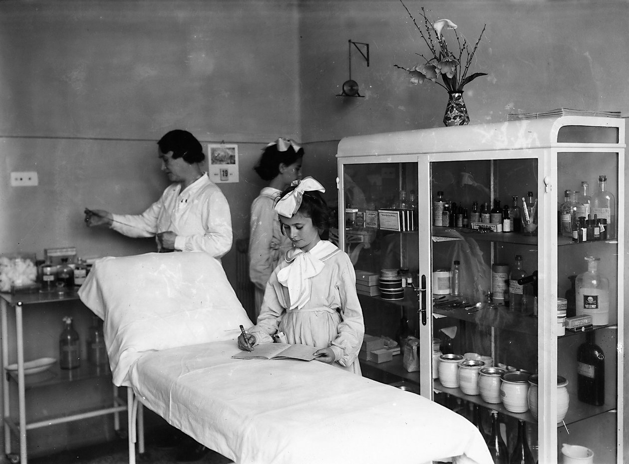 Villa Rosa Maltoni Mussolini: female students in the infirmary room