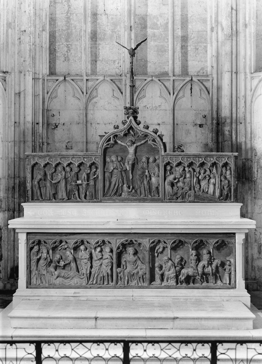 Altar and two altarpieces decorated with scenes from the life of St ...