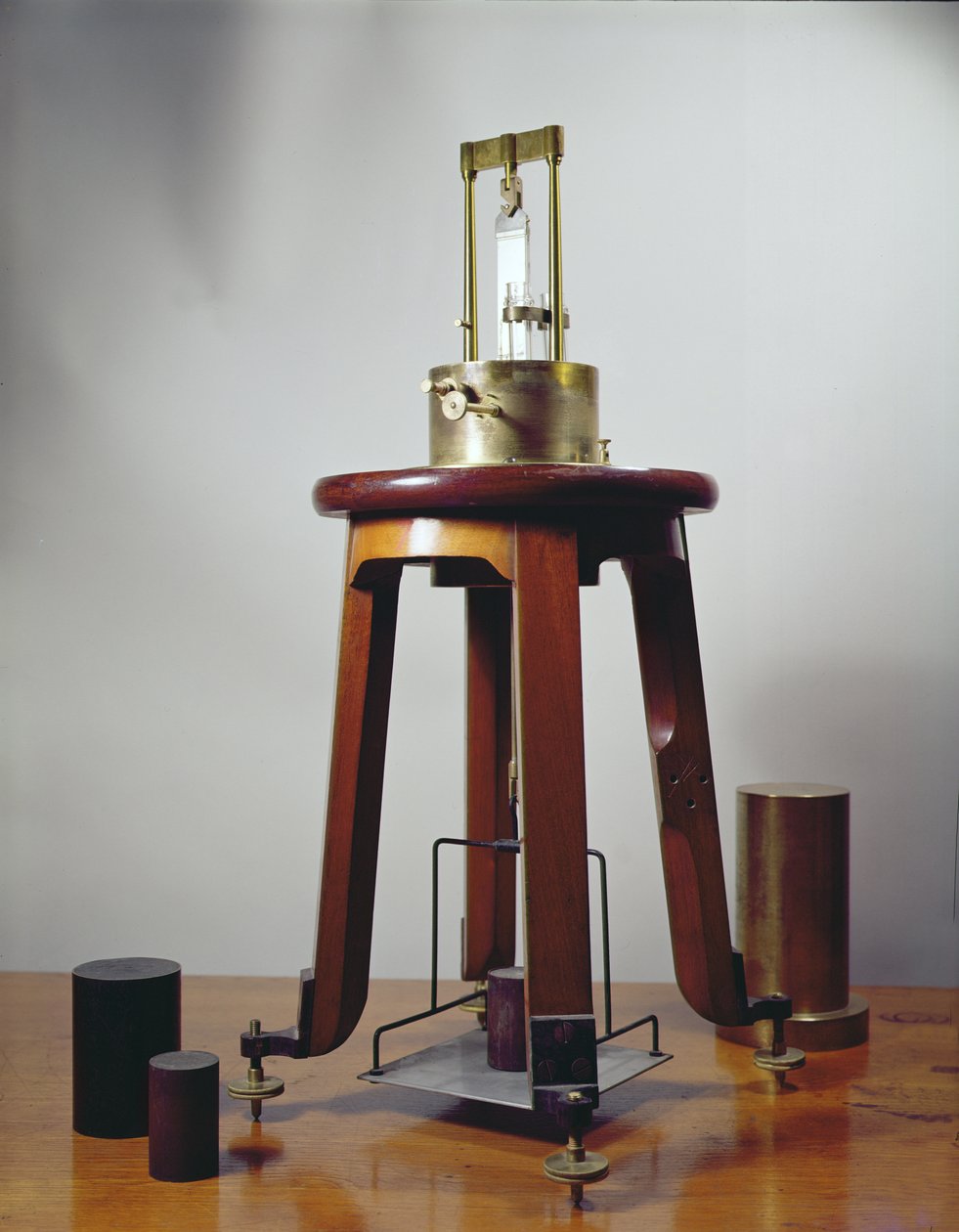 Piezoelectric quartz apparatus, designed by Pierre and Jacques Curie