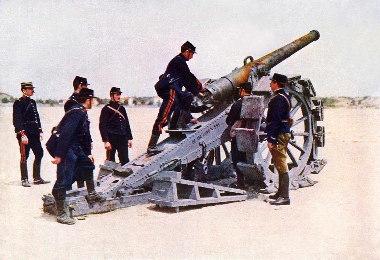 French soldiers of the army Franchet d'Esperey caliber 120 with a ...