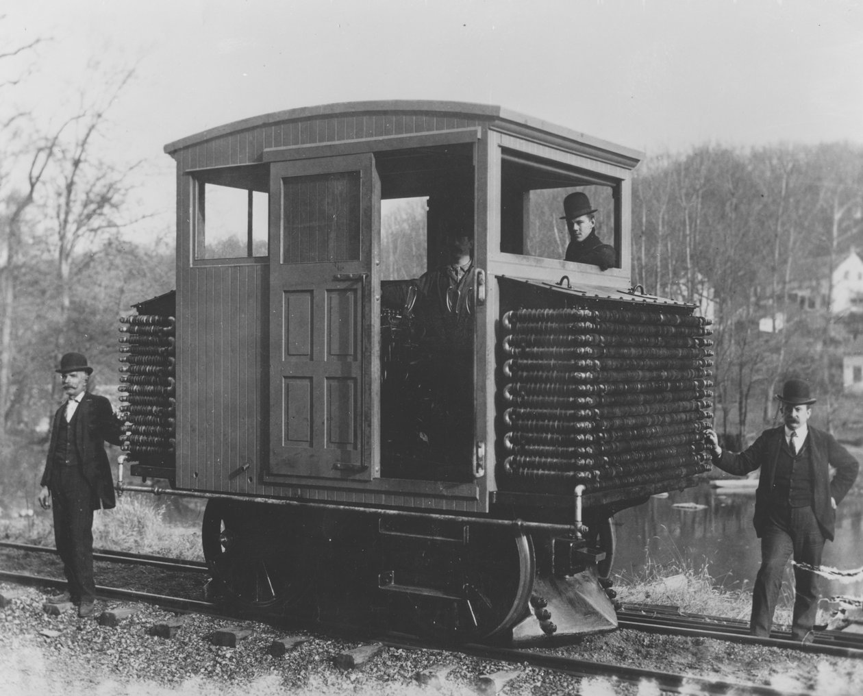 Traction engine designed by Mr. Alfred I. du Pont, 1905