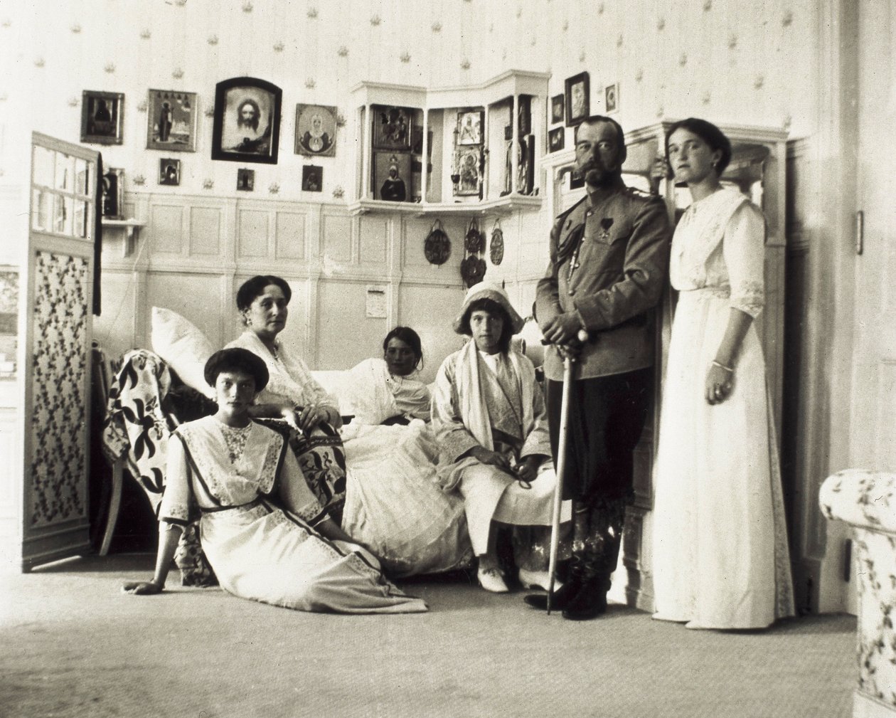Portrait of Tsar Nicholas II with his family by Unbekannt